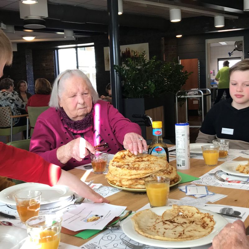 Groep 6 bakt pannenkoeken in verzorgingshuis Woudenberg: 'Kinderen zijn ...