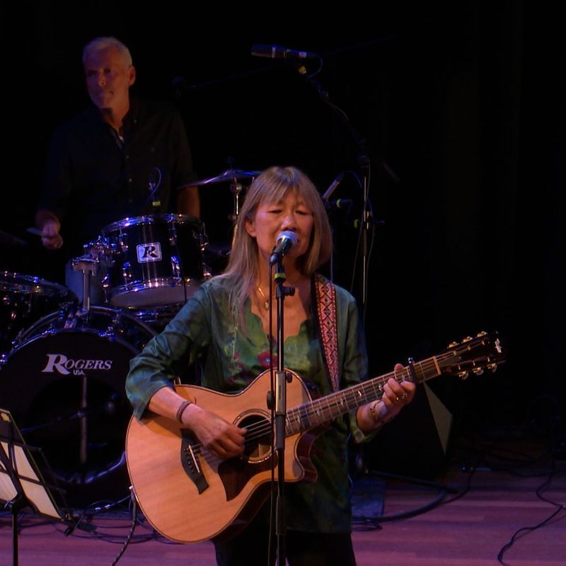 Sioe is 'in de 60' en debuteert met haar eerste album: 'Muziek is mijn ...