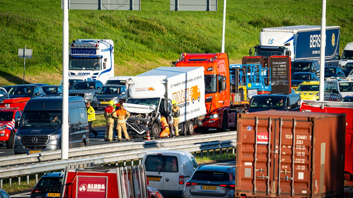Fikse vertraging door ongeluk met vrachtwagens op A15 bij Rotterdam ...