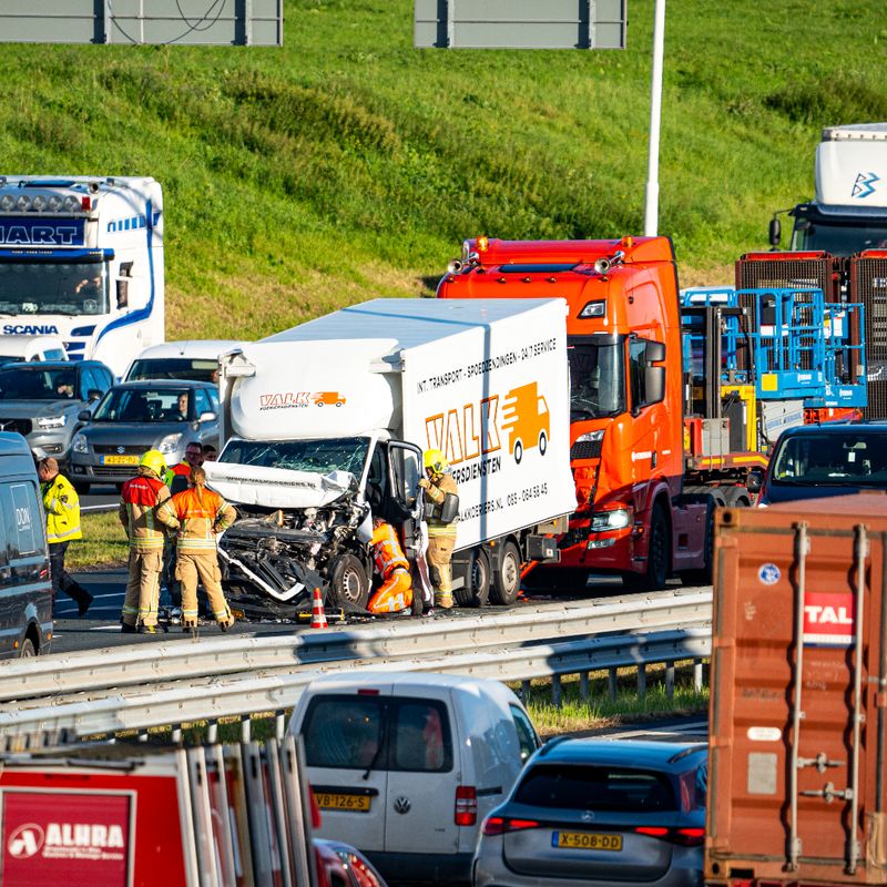 Fikse vertraging door ongeluk met vrachtwagens op A15 bij Rotterdam - Rijnmond