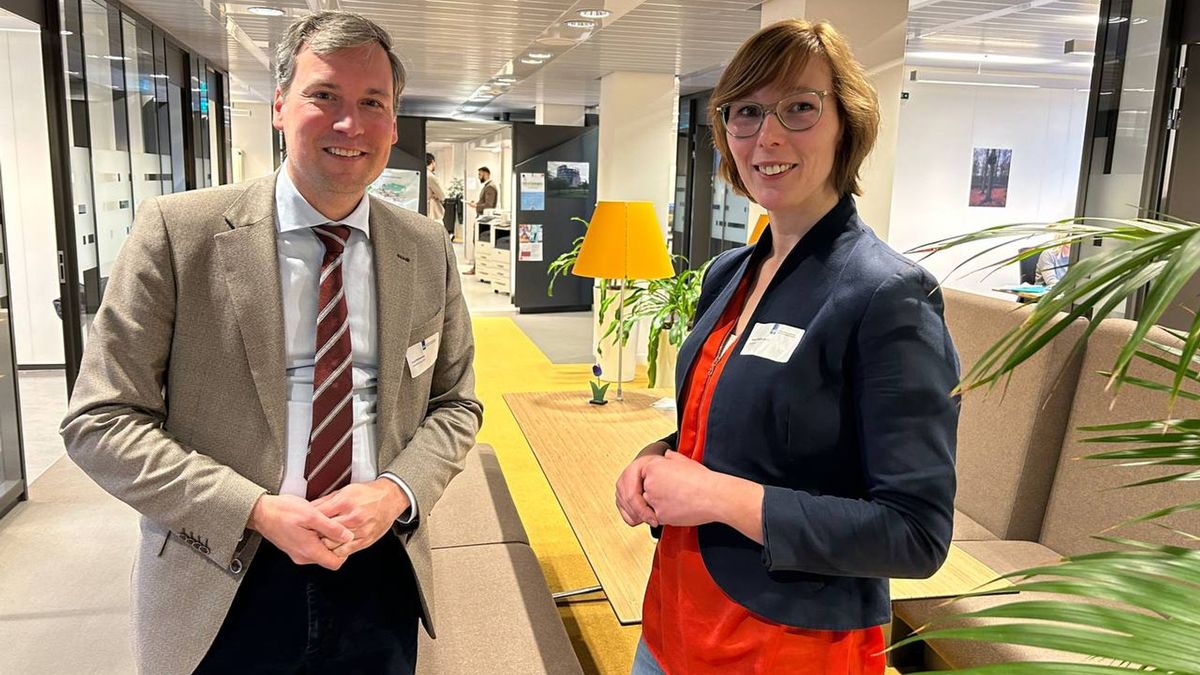 Boerin Karin loopt stage in Den Haag en ambtenaar komt koeien melken ...