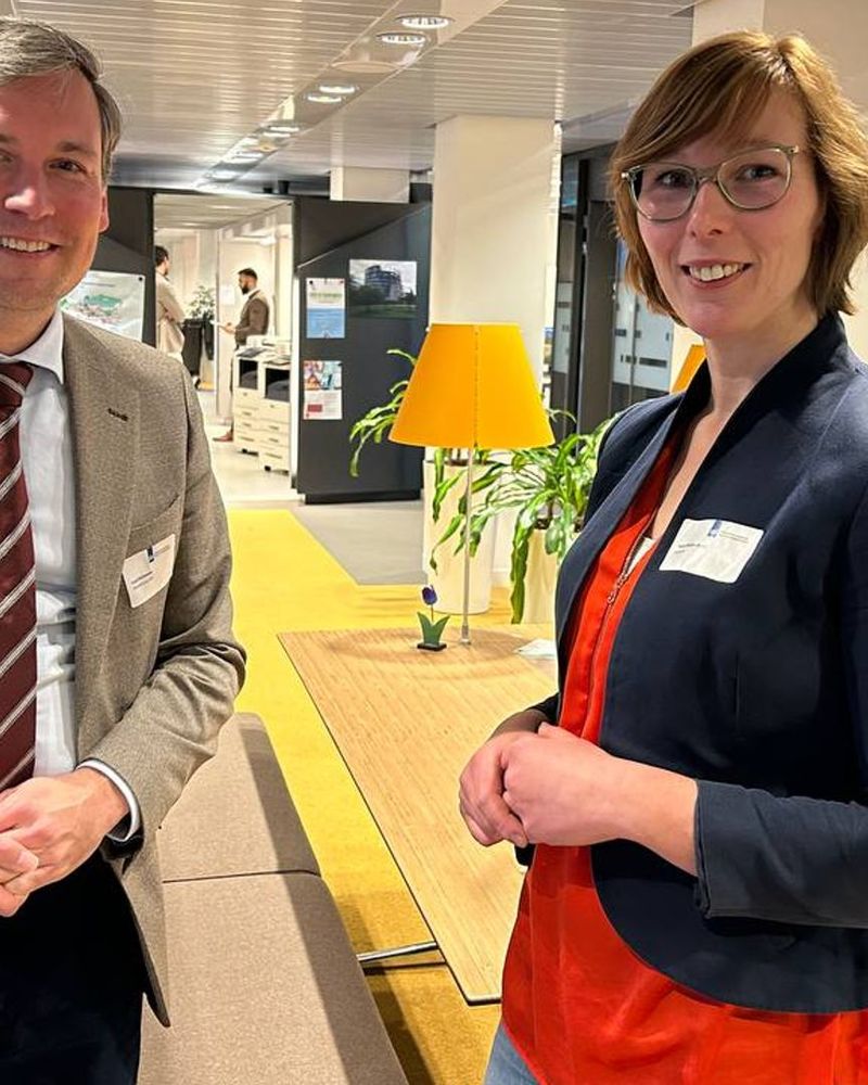 Boerin Karin loopt stage in Den Haag en ambtenaar komt koeien melken ...
