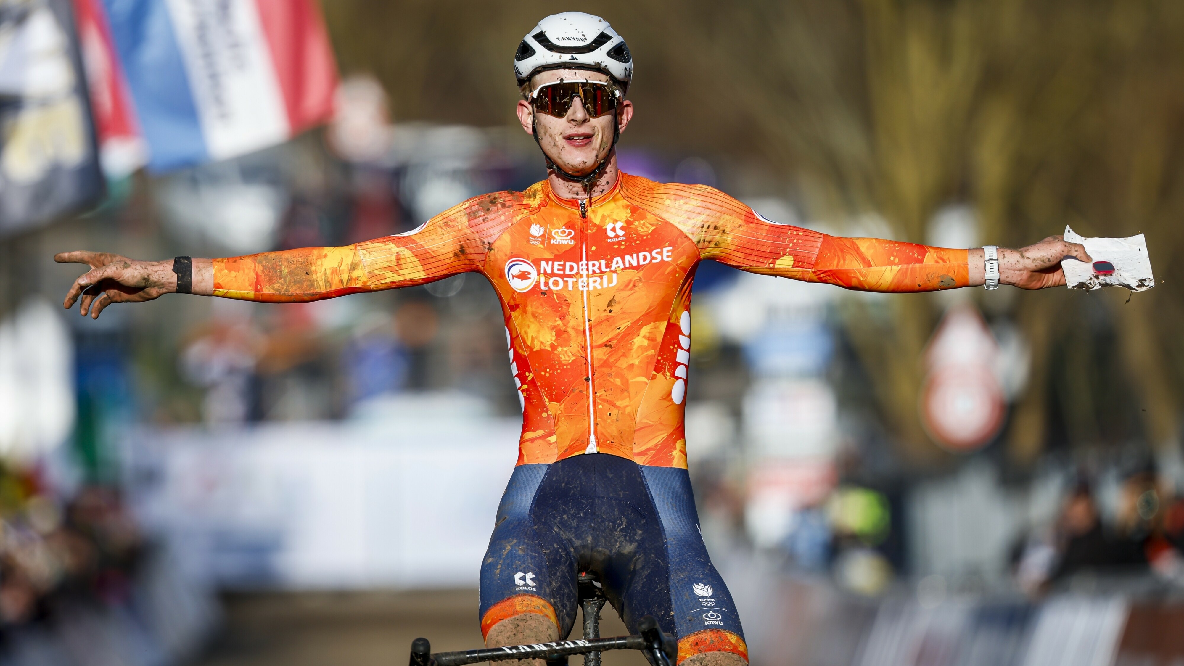 Tibor Del Grosso prolongeert beheerst en met grote overmacht ...