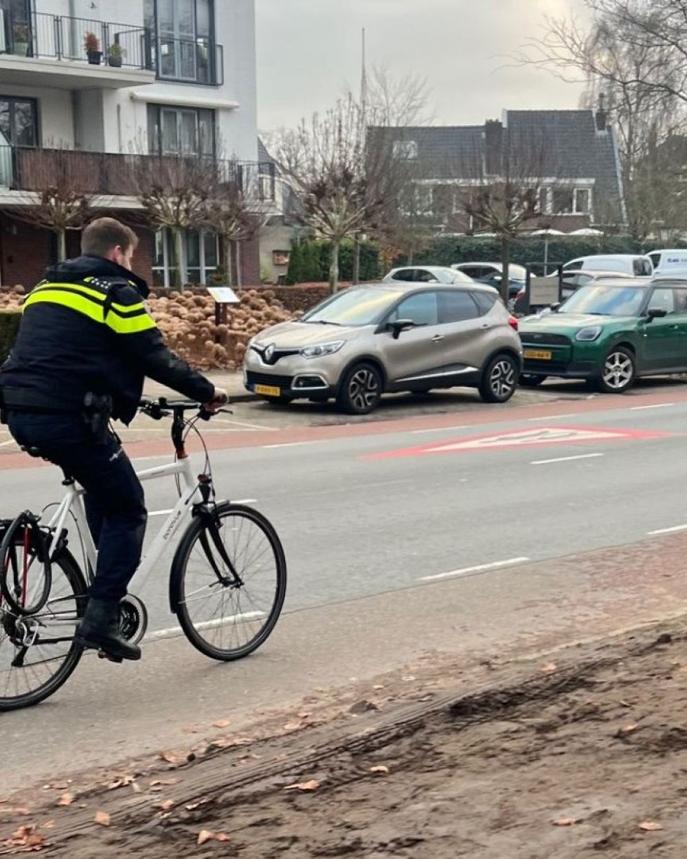 Olga geeft fiets aan politie en belandt in achtervolging - Omroep ...