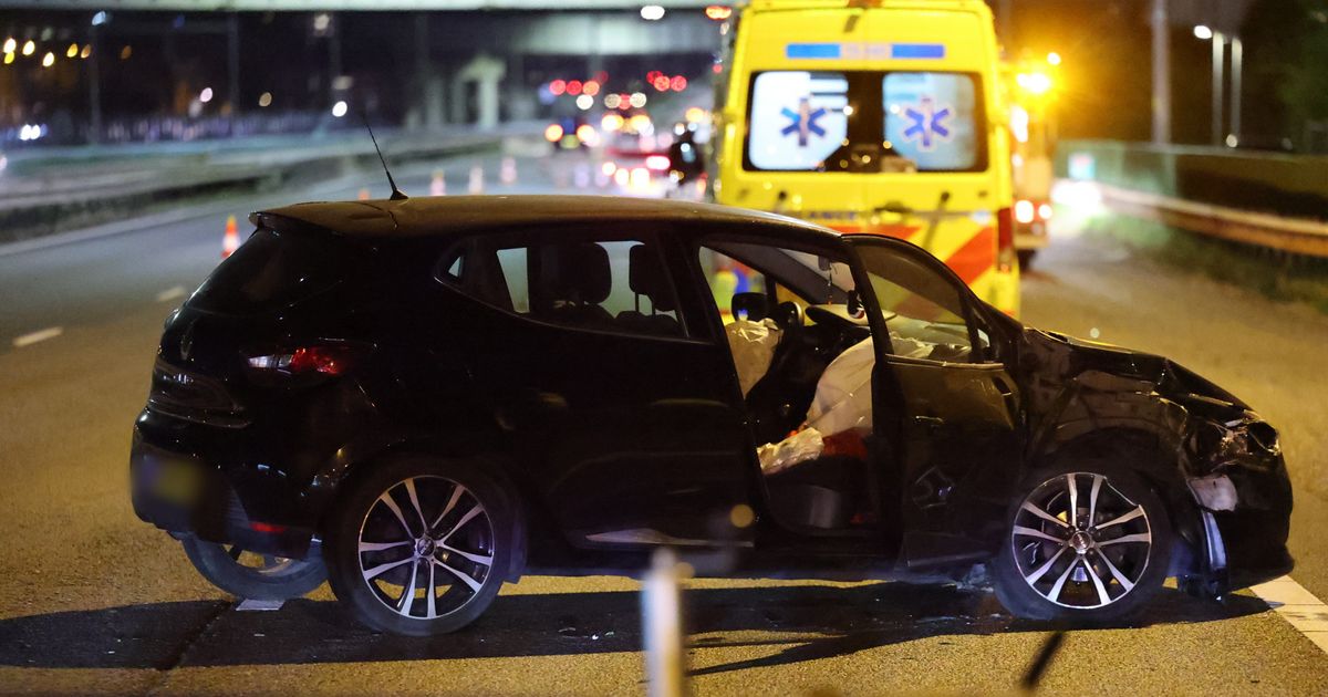 Automobilist klapt op pijlwagen op A12 - Omroep West