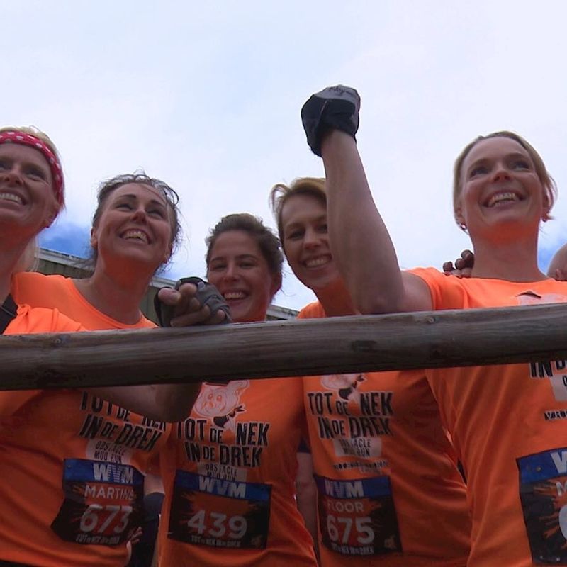 Eerste editie Tot de Nek in de Drek obstacle mud run Vriezenveen groot ...