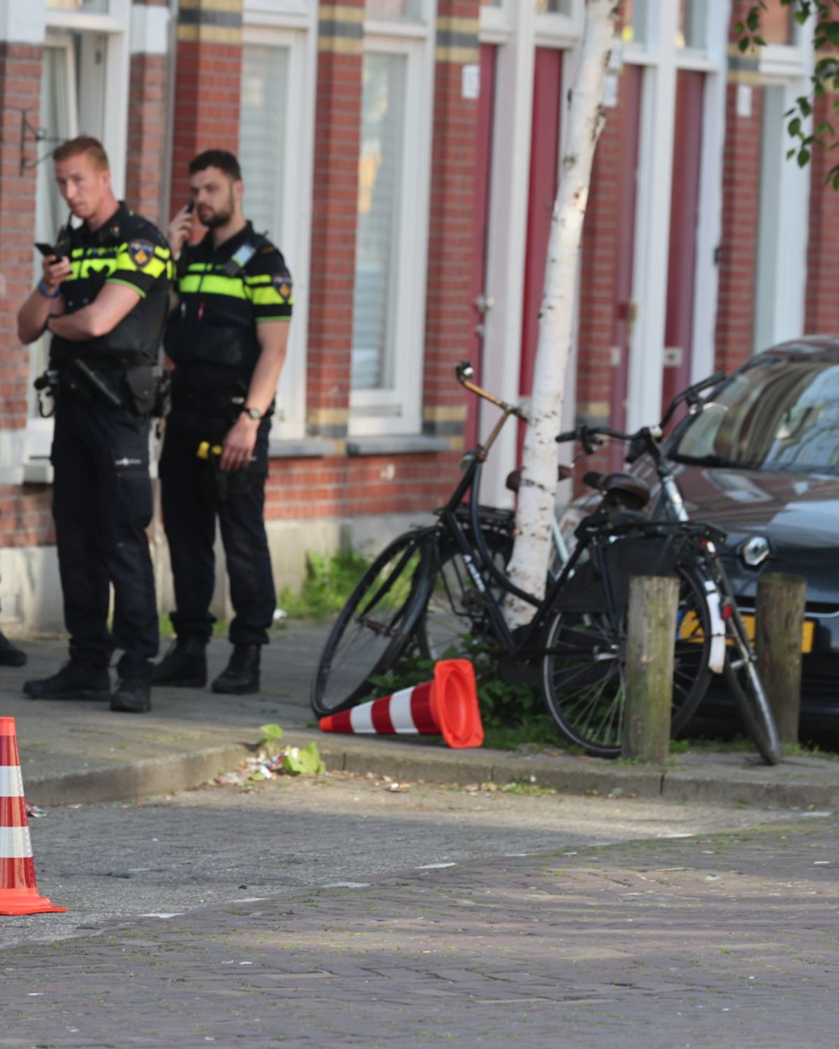Man met vuurwapen op straat, politie lost waarschuwingsschoten - Omroep West
