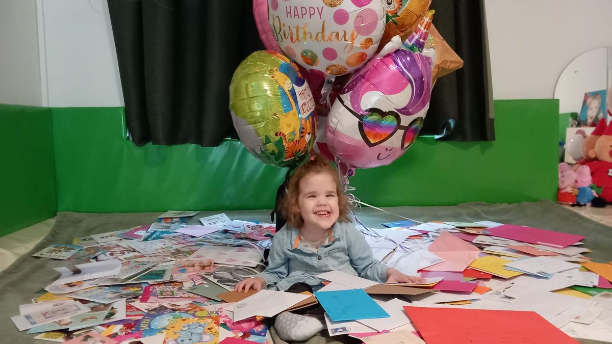 Al ruim 1200 kaarten voor doodzieke Chloë (3): 'Maar er mogen ... Al ruim 1200 kaarten voor doodzieke Chloë (3): 'Maar er mogen ...