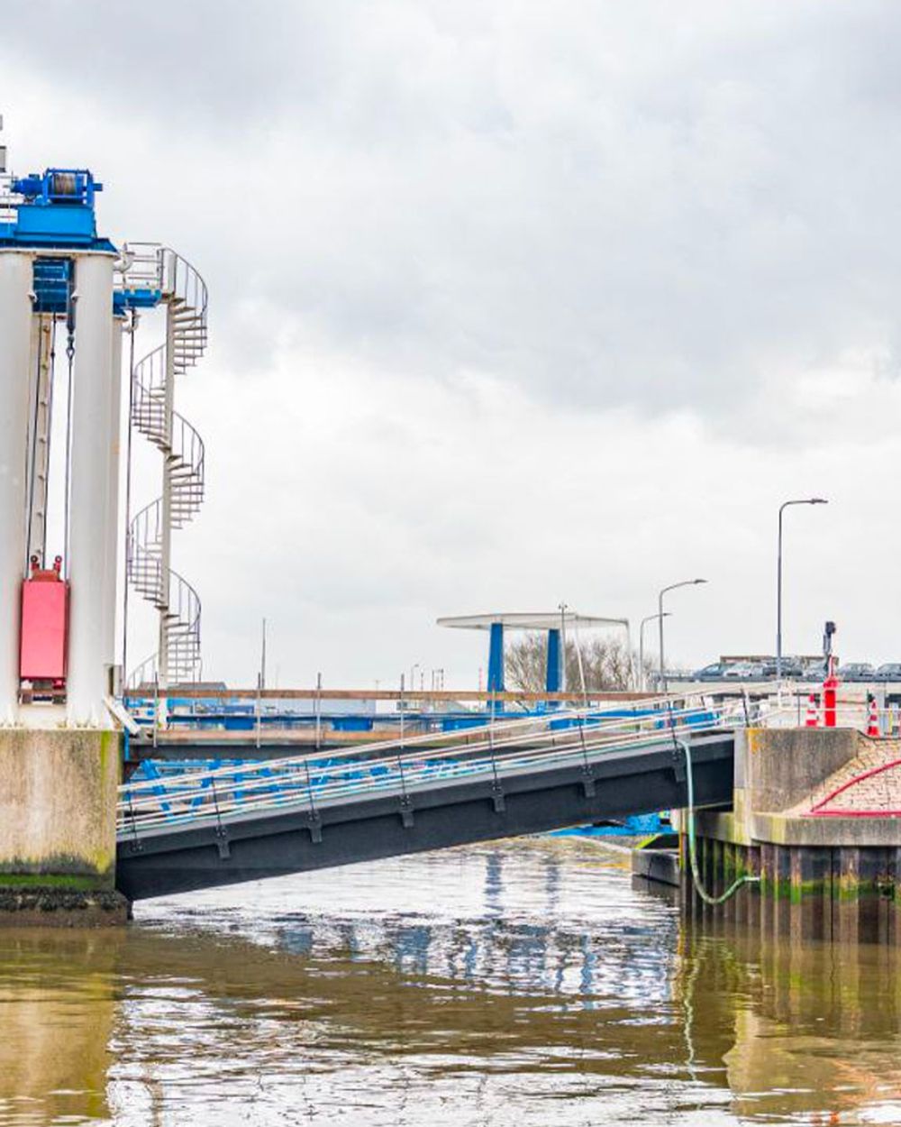 Autobrug bij veerboot naar Schier werkt weer, kraan niet meer nodig ...