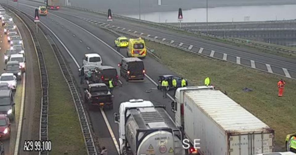 Verkeerschaos na ongelukken, snelweg na uren weer open - Rijnmond