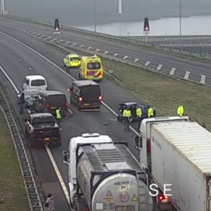 Verkeerschaos na ongelukken, snelweg na uren weer open - Rijnmond