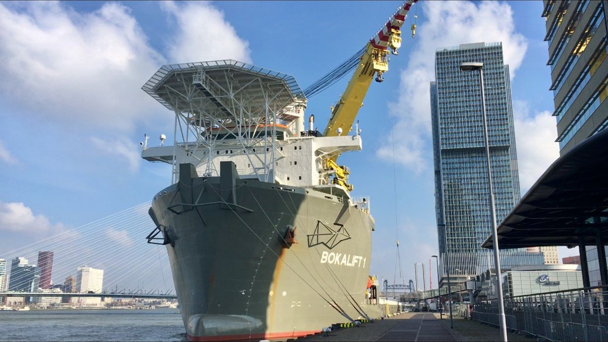 De Bokalift 1 heeft een joekel van een kraan - Rijnmond