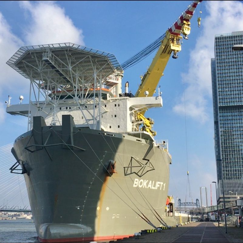 De Bokalift 1 heeft een joekel van een kraan - Rijnmond
