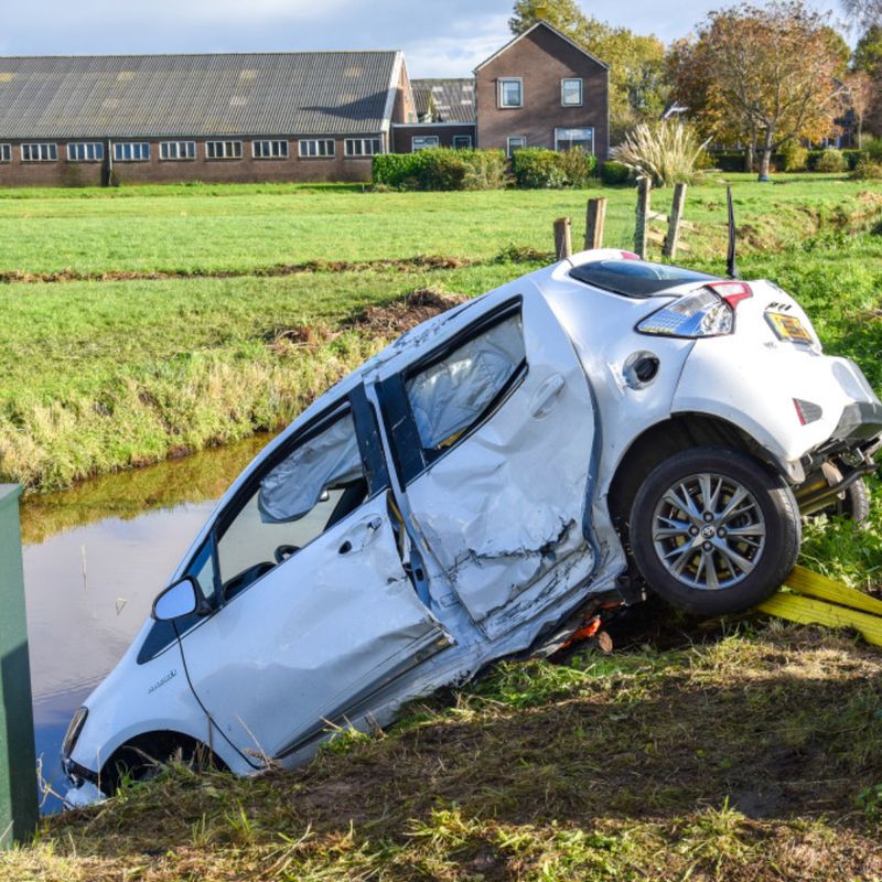 Hoogbejaarde automobilist (90) overleden na botsing met vrachtwagen in Giessenburg - Rijnmond