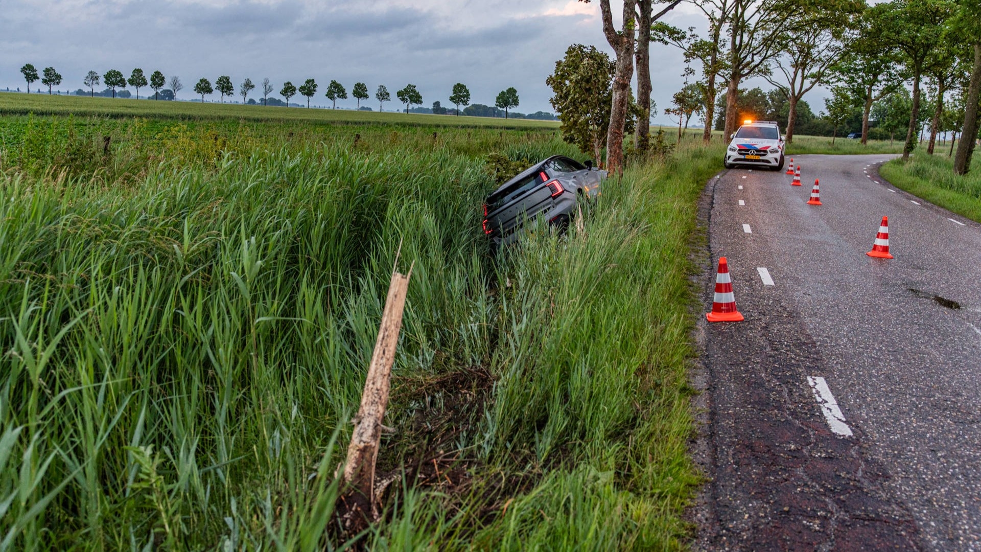112-nieuws vrijdag 12 juni: Auto van de weg bij Kommerzijl ...
