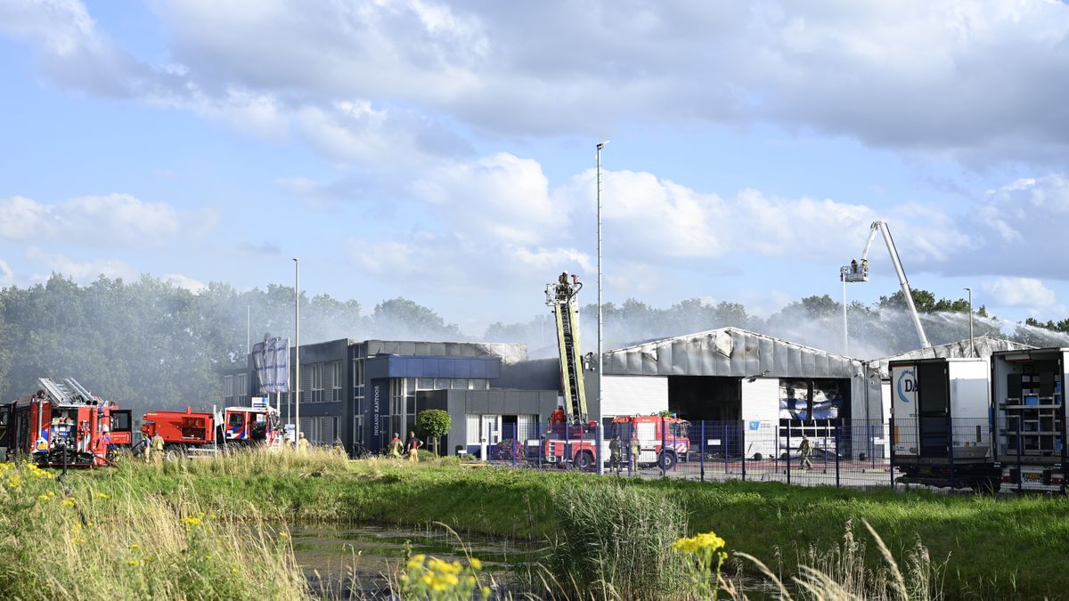 Grote brand bij Dasko Koel- en Vriestransport op bedrijvenpark Almelo onder controle - Oost
