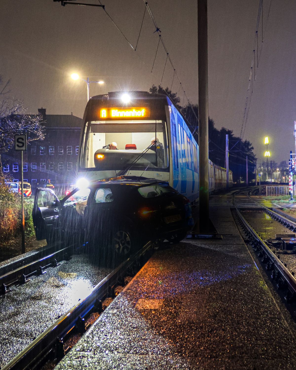 Metro botst bij spoorovergang op auto, bestuurder met schrik vrij ...