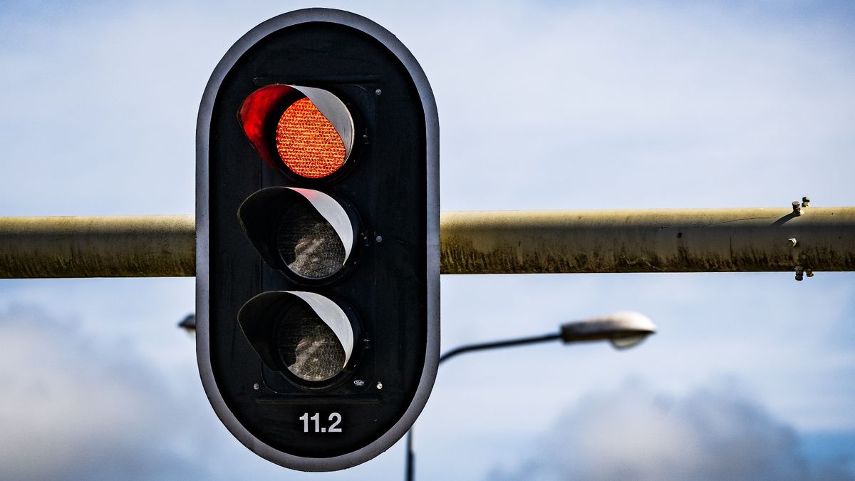 Op aanwijzing van verkeersregelaar door rood: bekeuring van 259 euro ...