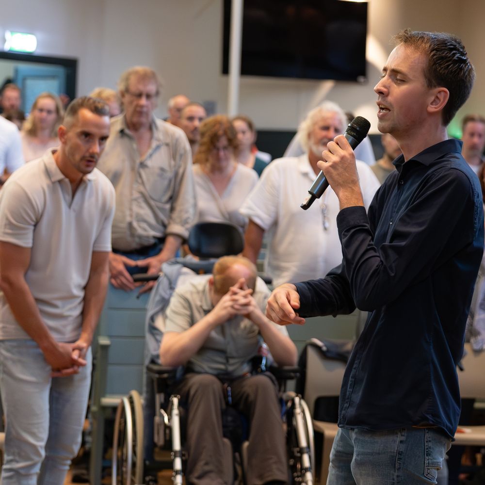 Van blindheid tot allergie: wie is de omstreden gebedsgenezer die een ...