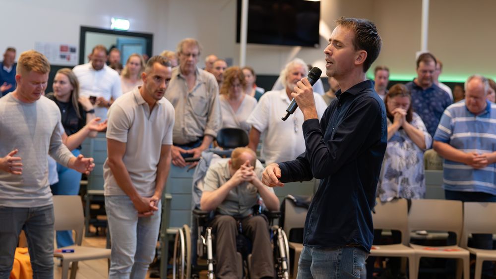 Van blindheid tot allergie: wie is de omstreden gebedsgenezer die een ...