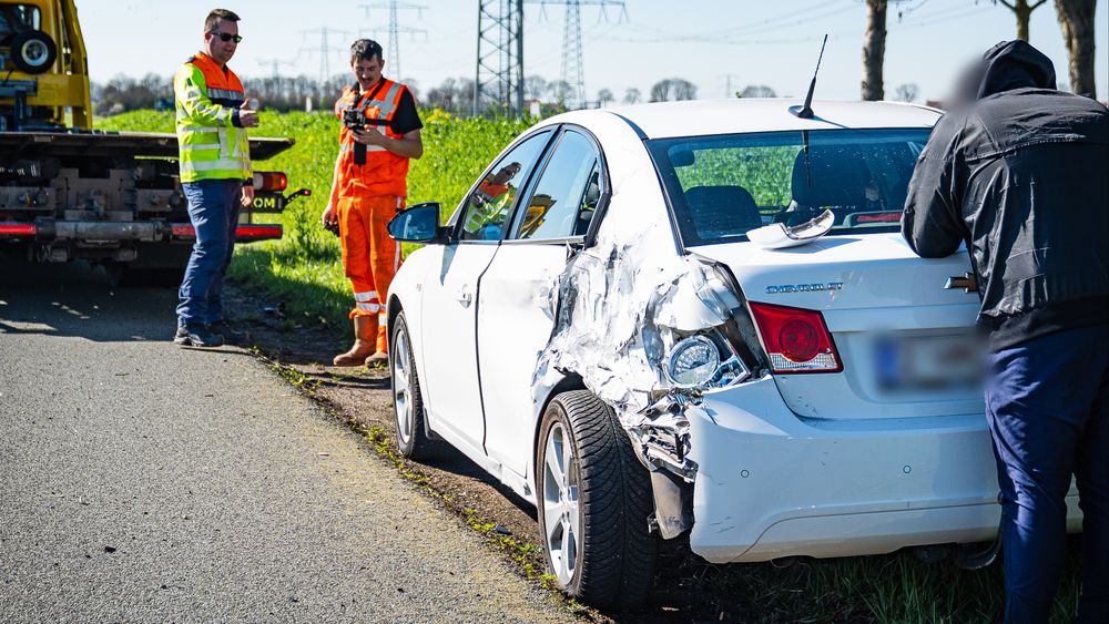 Bakwagen en auto beschadigd na botsing op snelweg - Rijnmond
