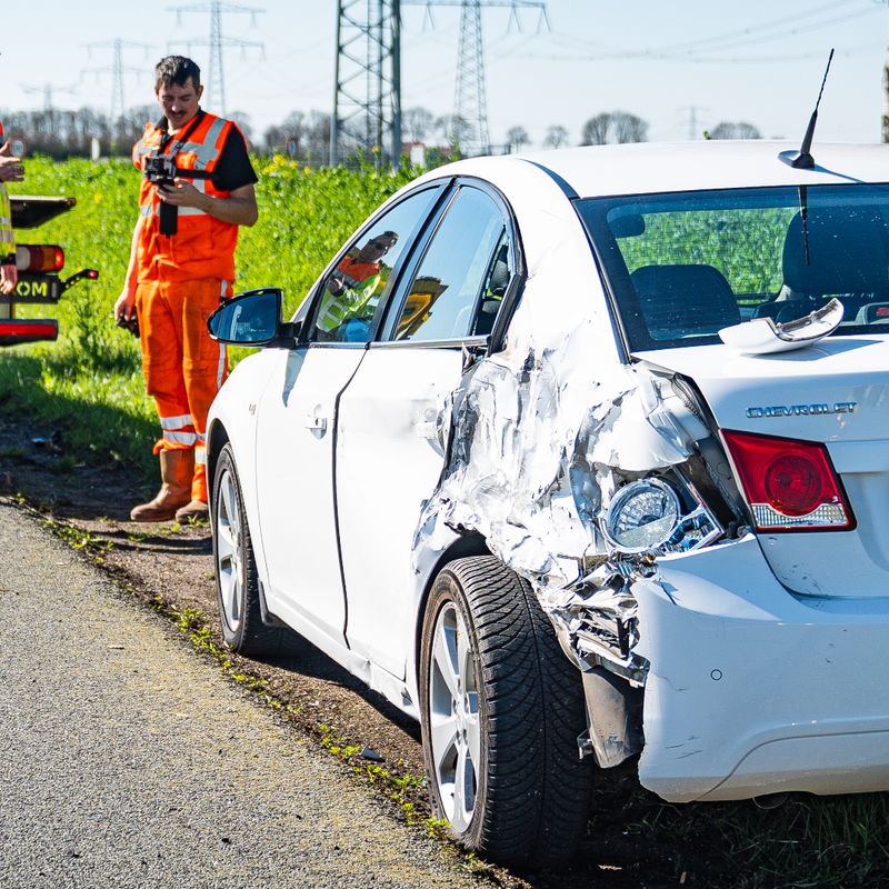 Bakwagen en auto beschadigd na botsing op snelweg - Rijnmond