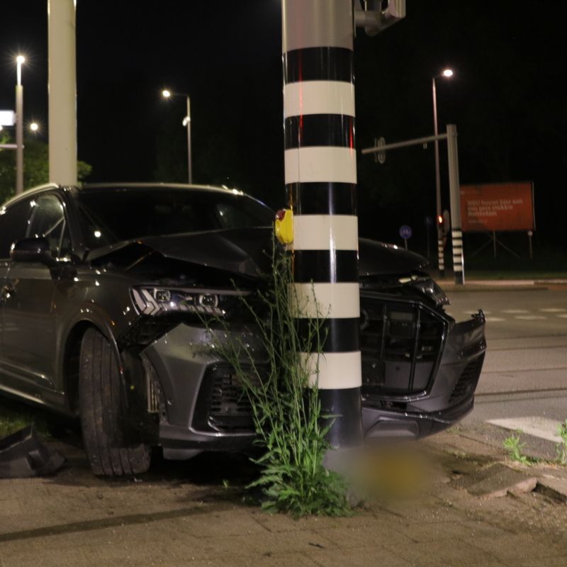 Bestuurder verliest controle over stuur, botst tegen paal - Rijnmond