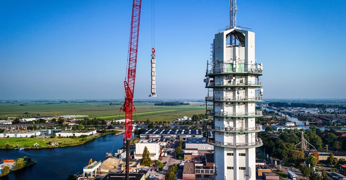 Kijk hier hoe zendmast op ruim 140 meter hoogte wordt weggehesen om te ...