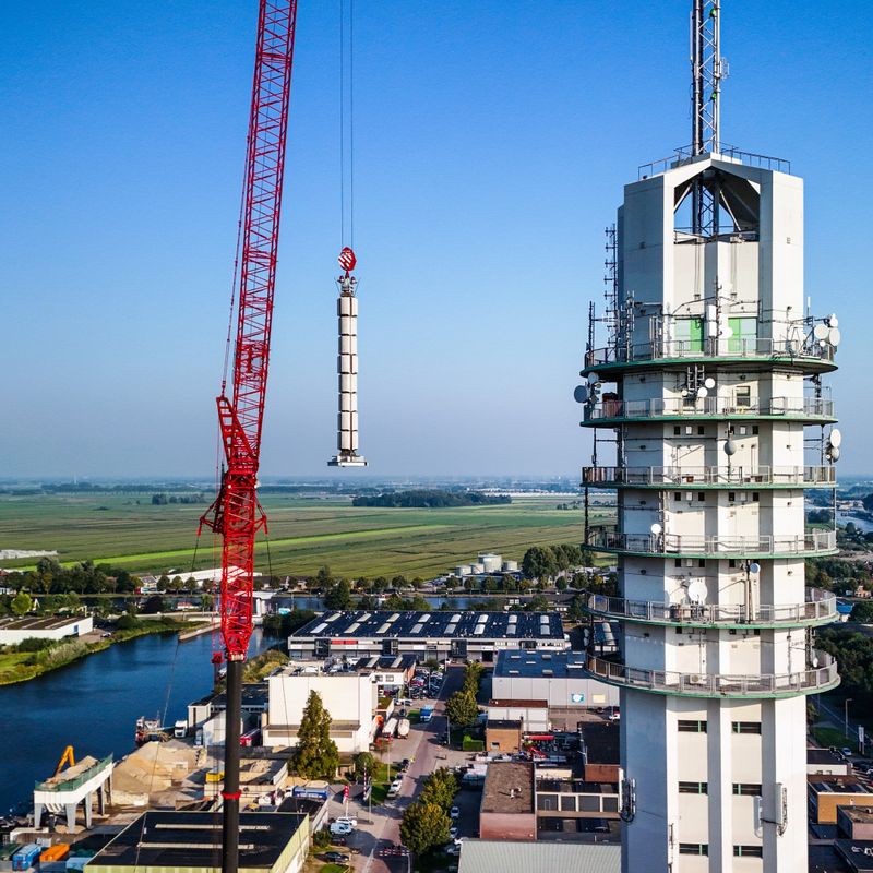 Kijk hier hoe zendmast op ruim 140 meter hoogte wordt weggehesen om te ...