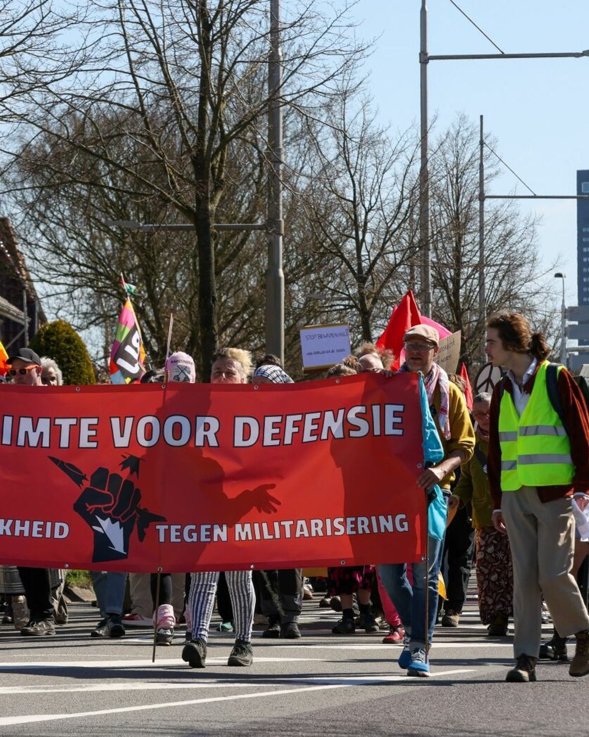 Demonstratie tegen NAVO-oefening in Leeuwarden rustig verlopen - Omrop ...