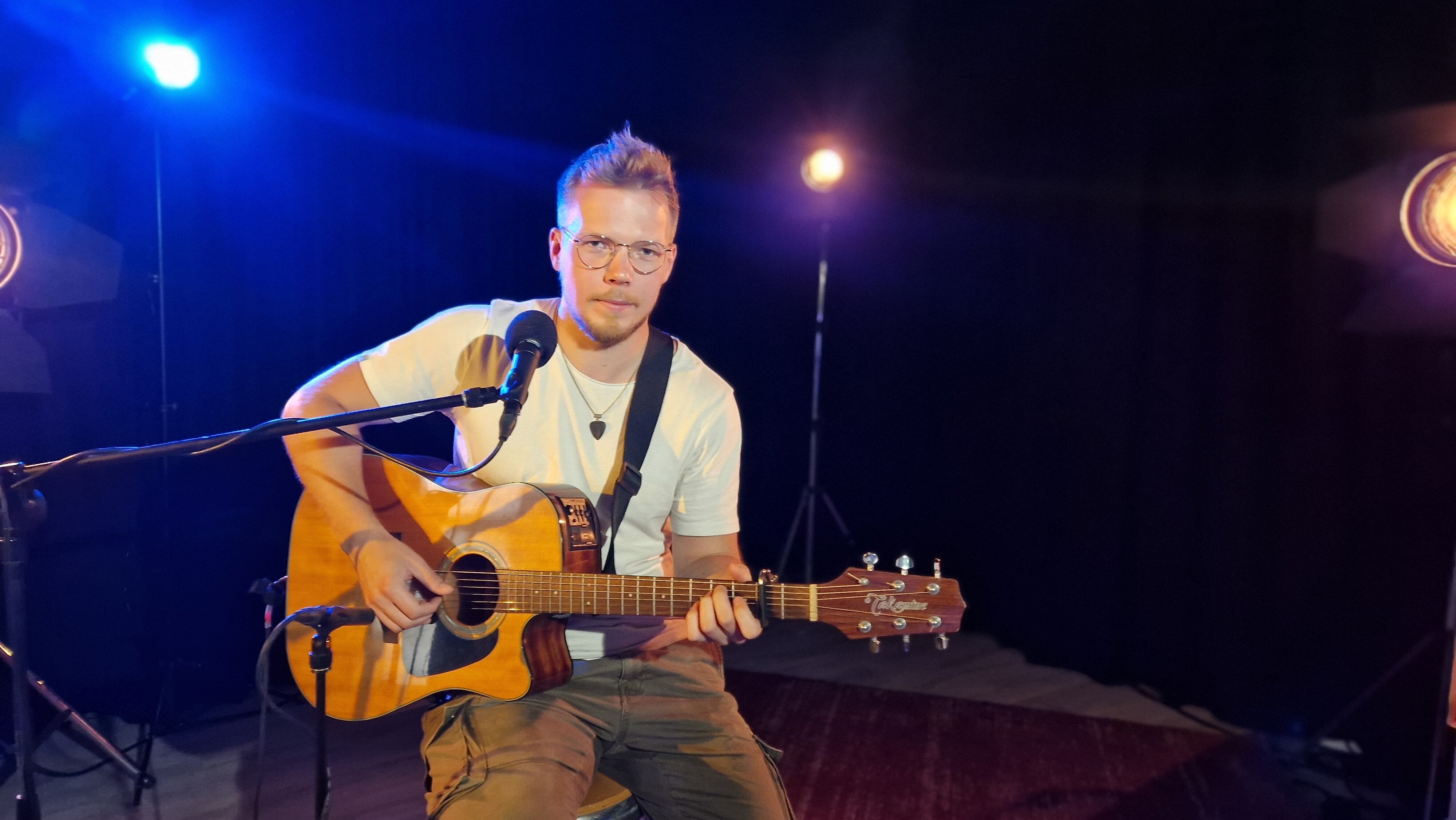 Laszlo Buring: van outlaw countrymuzikant naar YouTube-sensatie - RTV ...