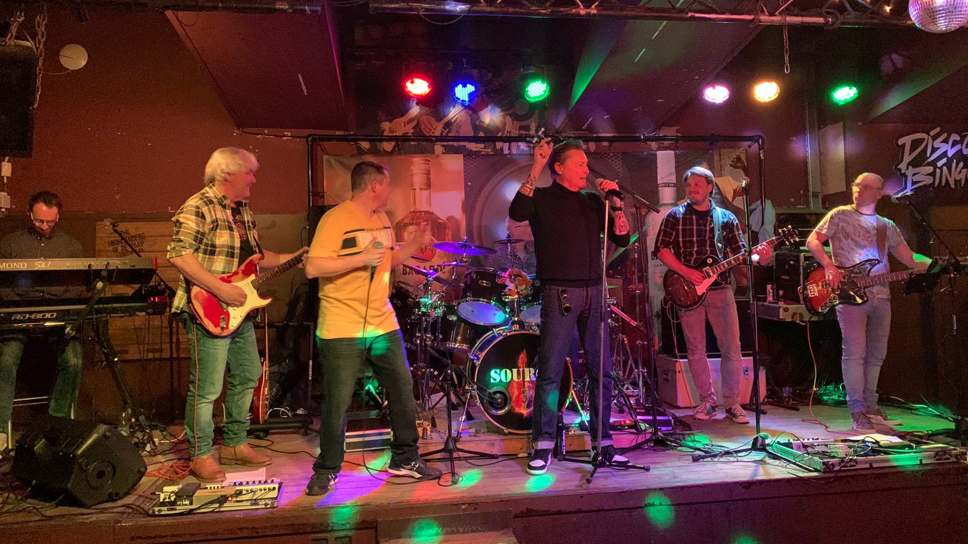 Zanger Golden Earring klimt podium op en schittert met coverband ...