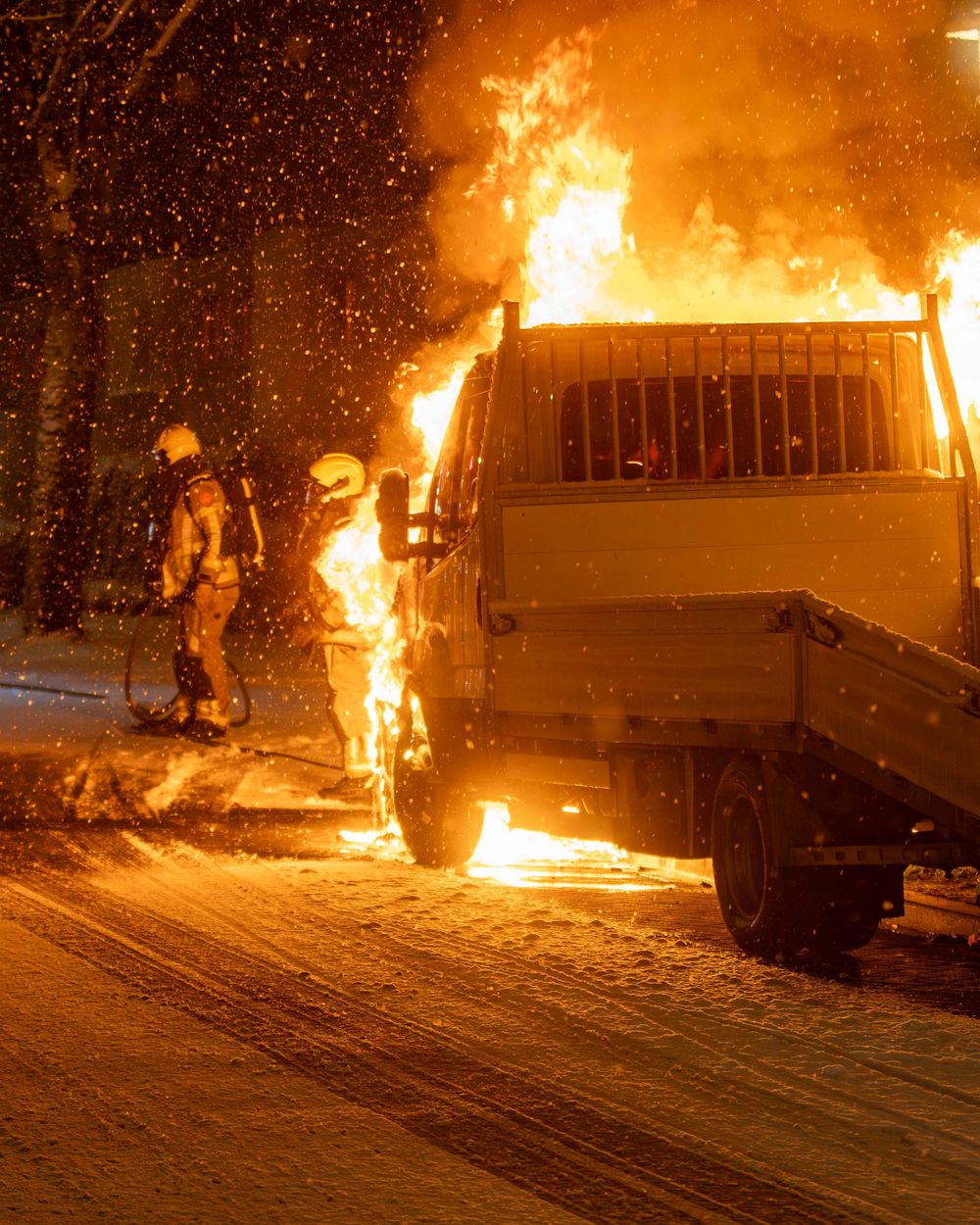 112 Nieuws: Twee auto's uitgebrand in Deventer, droger in brand in Den ...