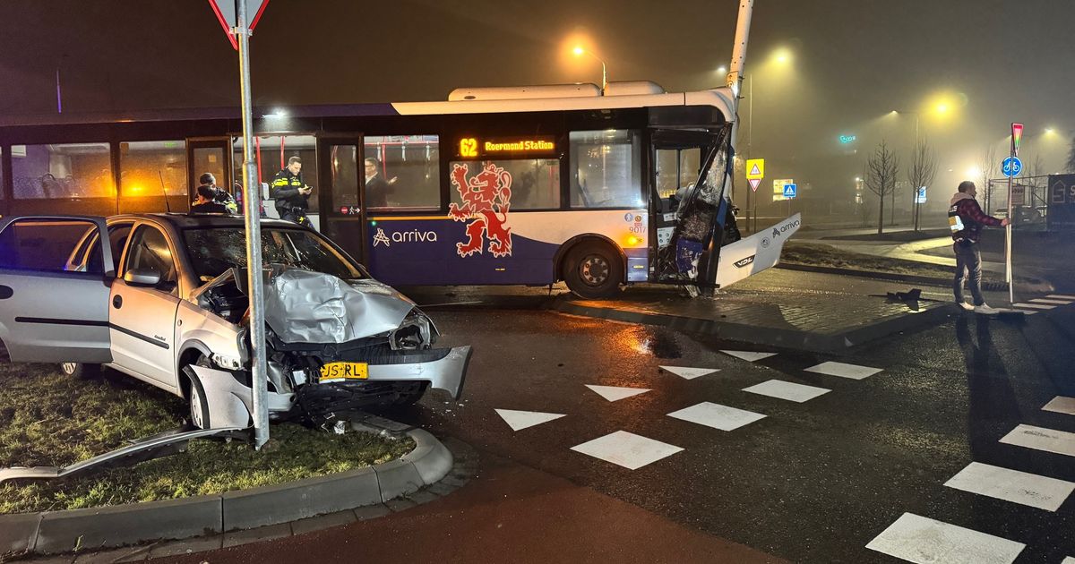 Auto botst tegen lijnbus op rotonde in Roermond - L1 Nieuws