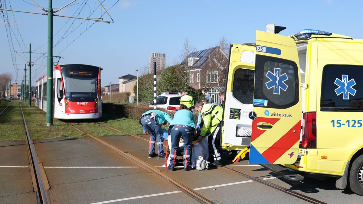 112-nieuws | Wielrenner gewond na botsing met tram - Omroep West