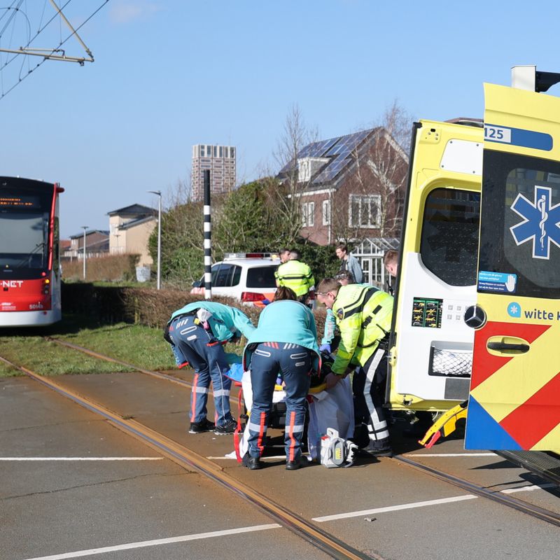 112-nieuws | Wielrenner gewond na botsing met tram - Omroep West