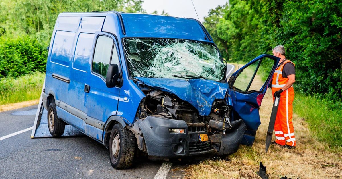 Gewonde bij ernstig ongeval met busje - Omroep Gelderland