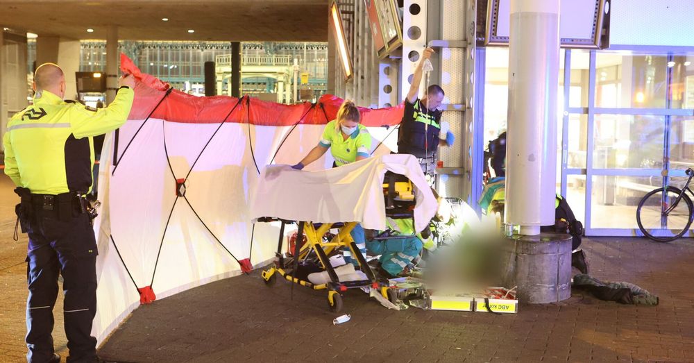 Vier mannen neergestoken na ruzie tussen Ajax- en Feyenoordfans in ...