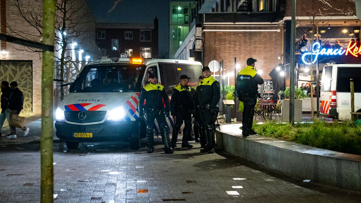 Paniek in winkelcentrum Zuidplein als weggeefactie van Youtuber uit de ...