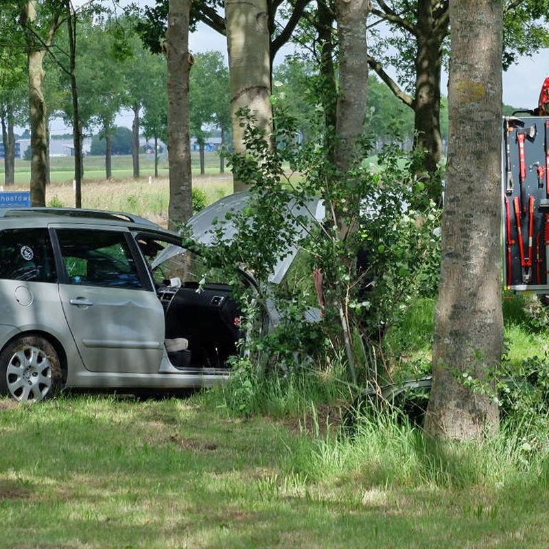 Auto botst tegen boom bij Coevorden: bestuurder gewond - RTV Drenthe