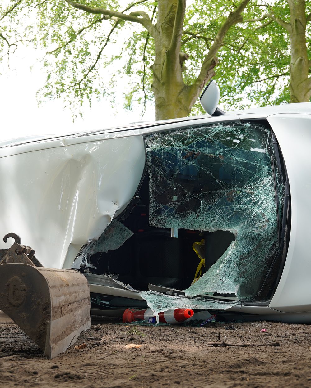 112 Nieuws: Auto meegesleurd door graafmachine | Stroomstoring in ...