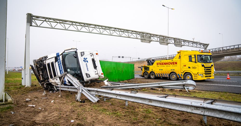 Snelweg weer open na ongeluk met vrachtwagen op vangrail - Rijnmond