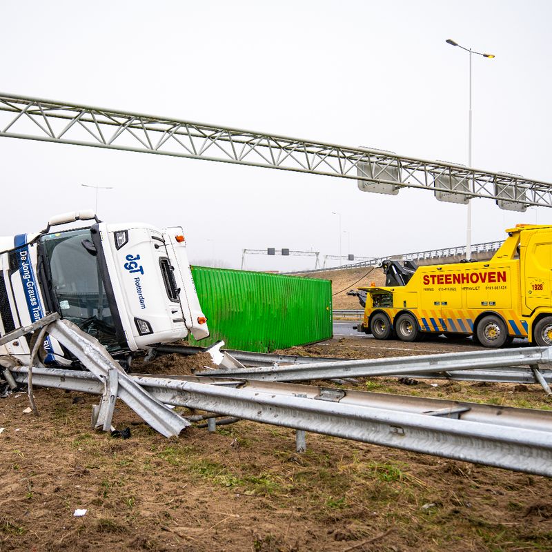 Snelweg weer open na ongeluk met vrachtwagen op vangrail - Rijnmond