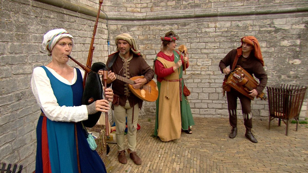 Zwaardvechten, minstrelen en smeden; Zierikzee gaat terug naar de ...