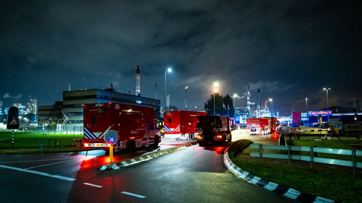 Brand bij olieraffinaderij Esso in de Botlek snel onder controle - Rijnmond