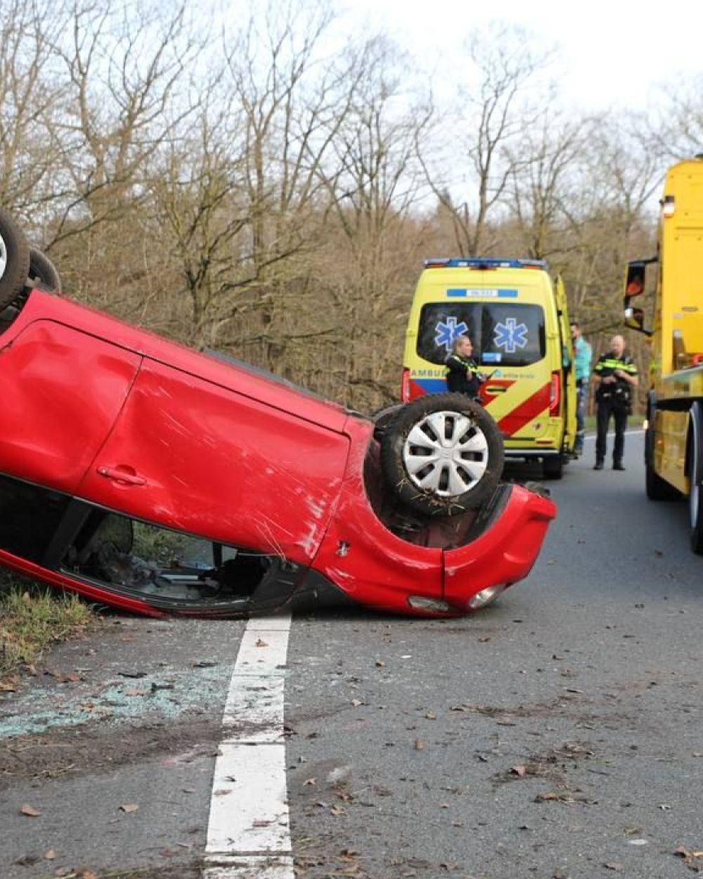 Auto vliegt uit de bocht en belandt op de kop - Omroep Gelderland