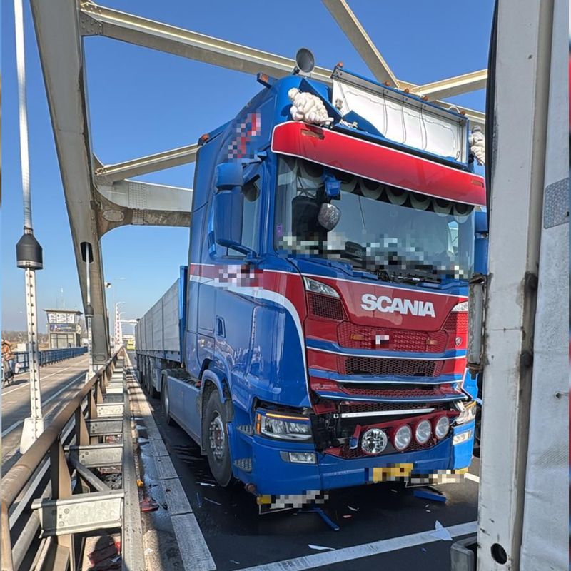 Uur vertraging door ongeluk met vrachtauto's - Rijnmond