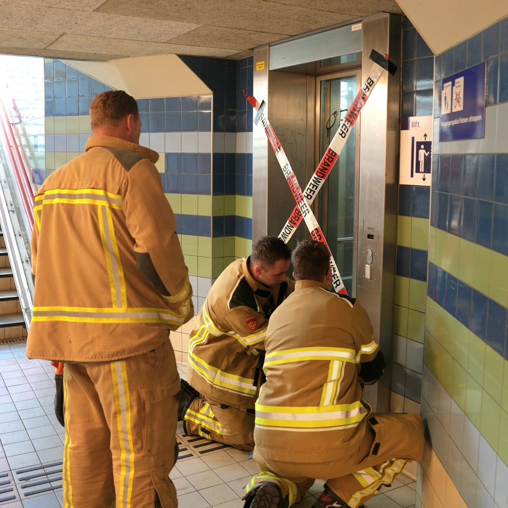 Drie personen bevrijd uit 'horrorlift' in Meppel - RTV Drenthe