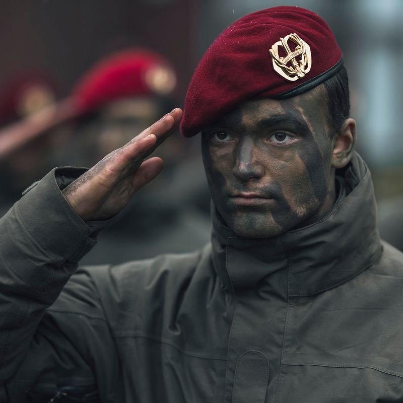 Na kilometerslange nachtelijke mars krijgen militairen hun felbegeerde ...