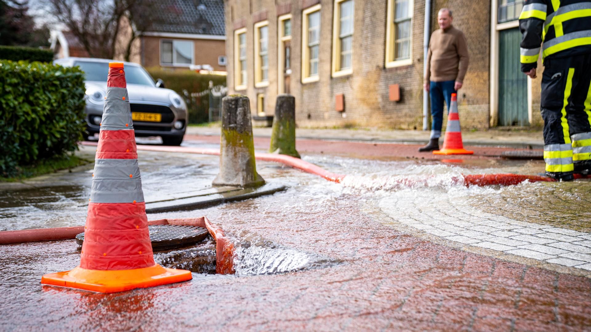 Leiding gesprongen in Rhoon, water spuit meters hoog de lucht in - Rijnmond